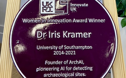 Purple plaque honours Southampton graduate’s pioneering achievements
